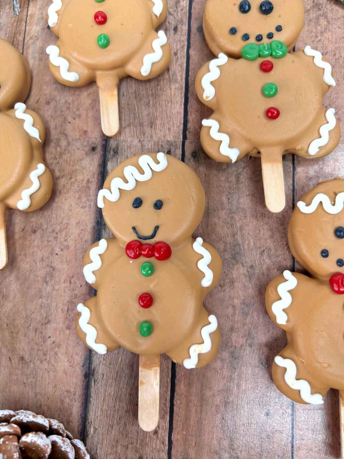 Easy Gingerbread Man Oreo Pops Recipe for the Holidays - nicetartes.com