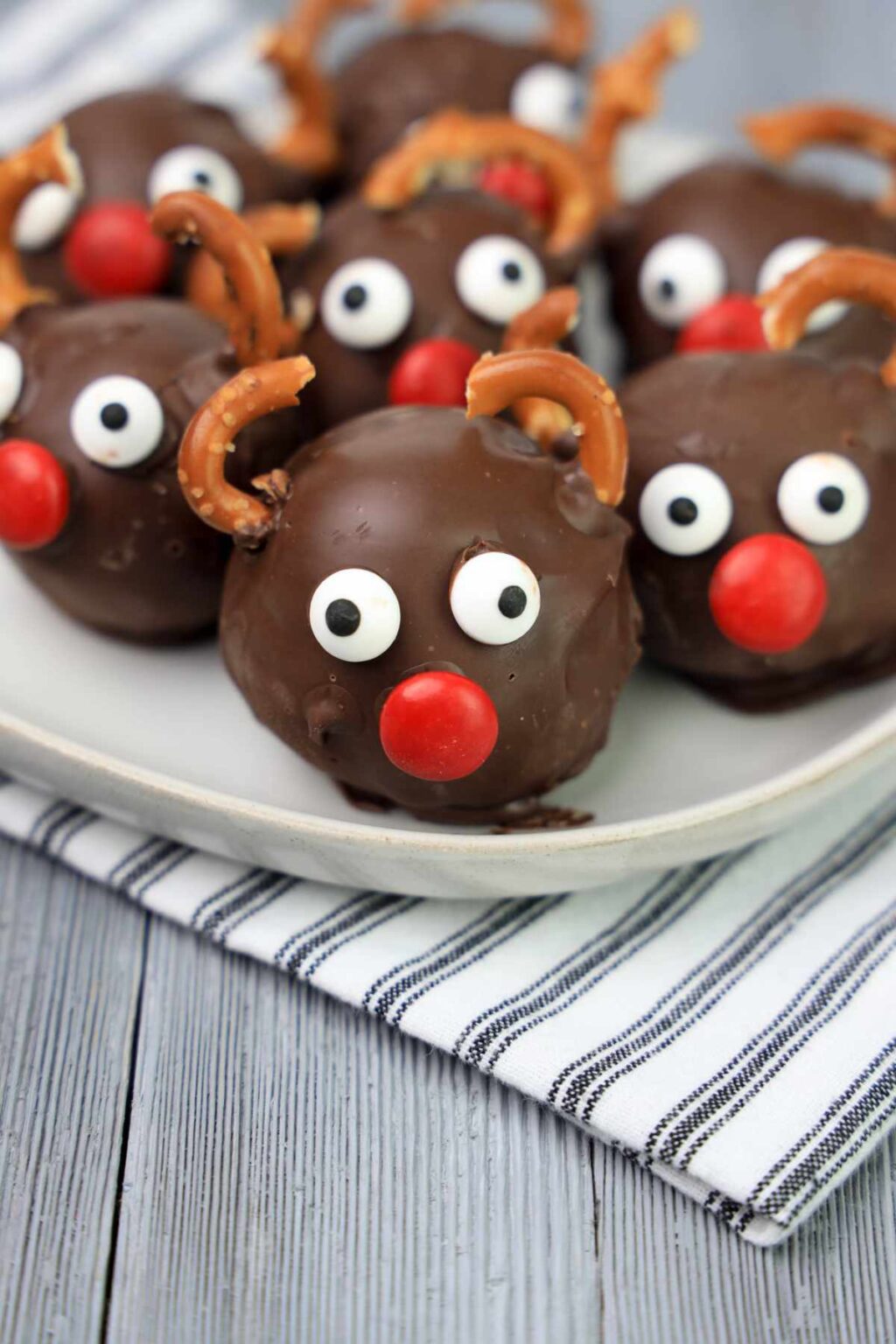 Easy No-Bake Rudolph Oreo Balls for Christmas