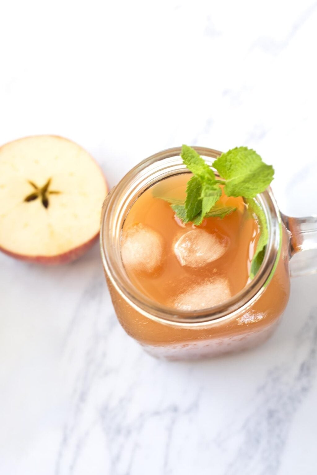 Refreshing Apple Juice - Easy to Make with a Blender or Juicer