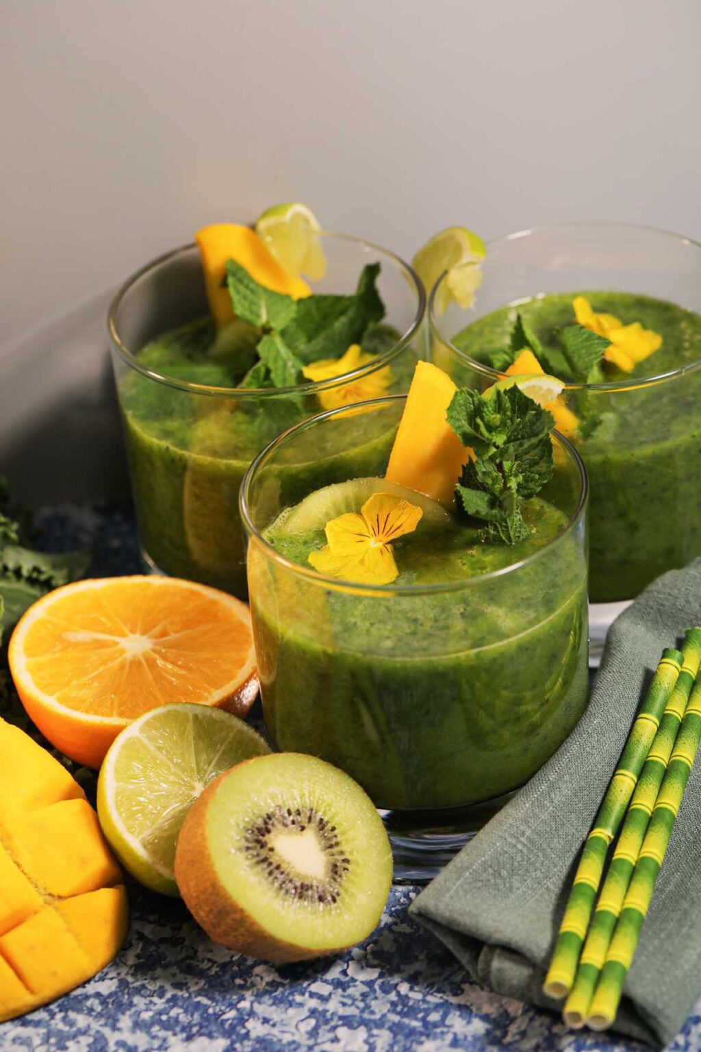 Energizing Green Mango Smoothie - nicetartes.com
