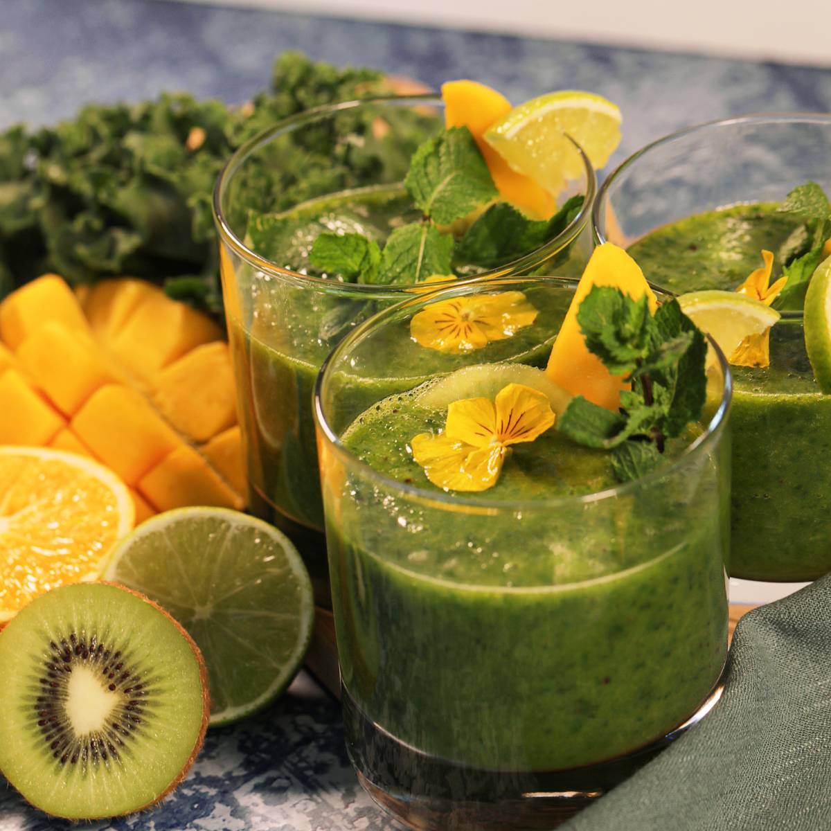 Energizing Green Mango Smoothie - nicetartes.com
