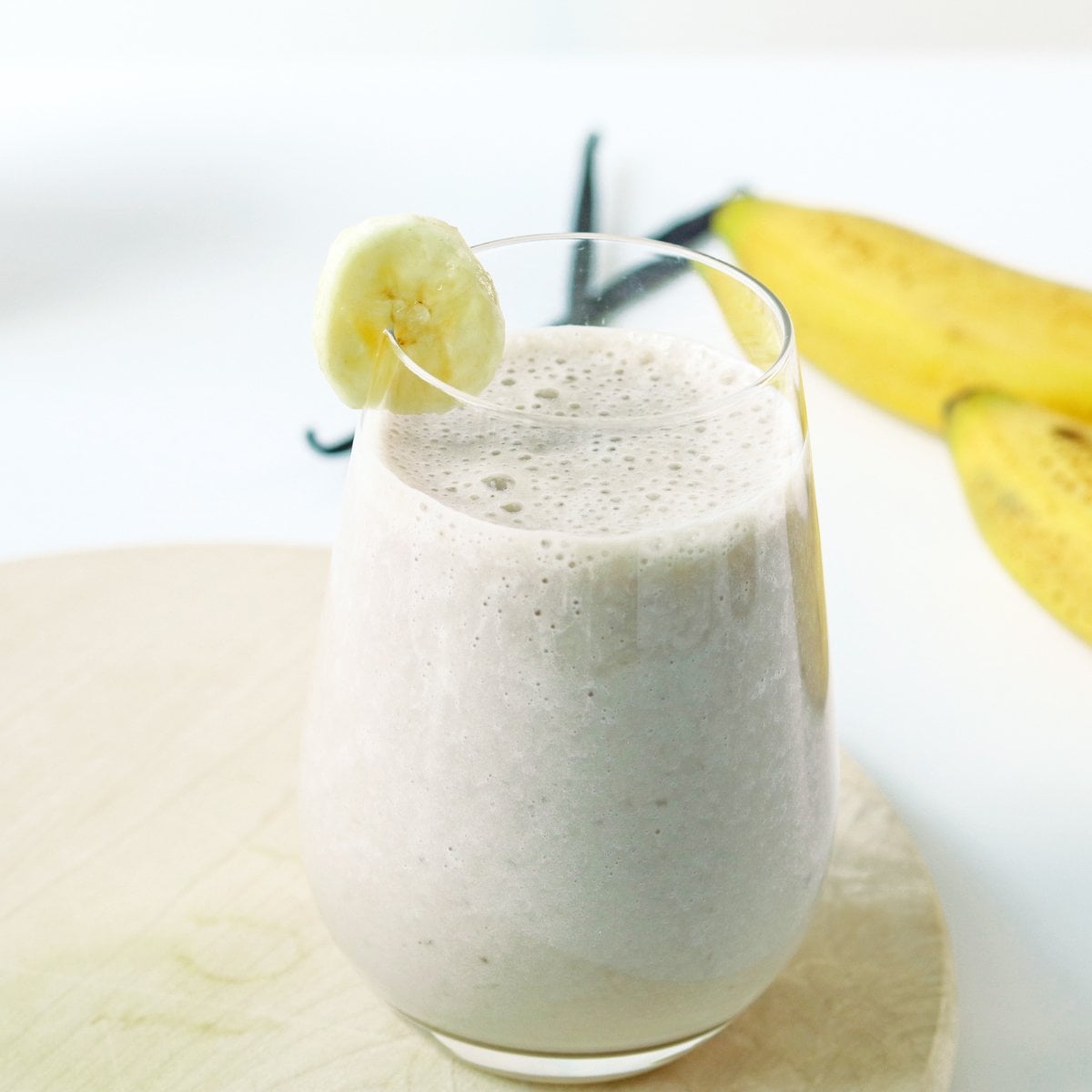 Creamy Banana Smoothie with Milk - nicetartes.com