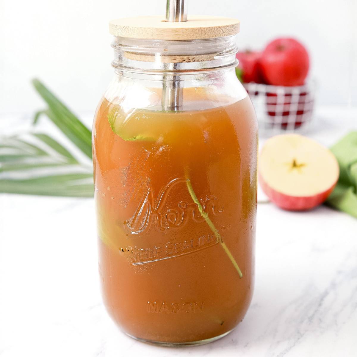 Refreshing Apple Juice - Easy to Make with a Blender or Juicer