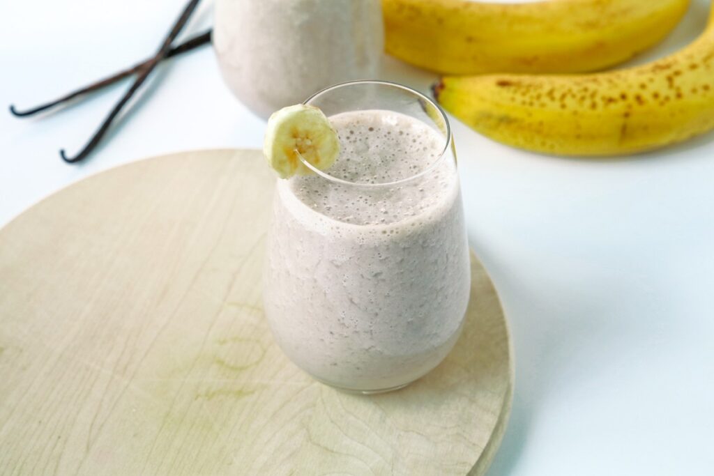 Creamy Banana Smoothie with Milk - nicetartes.com
